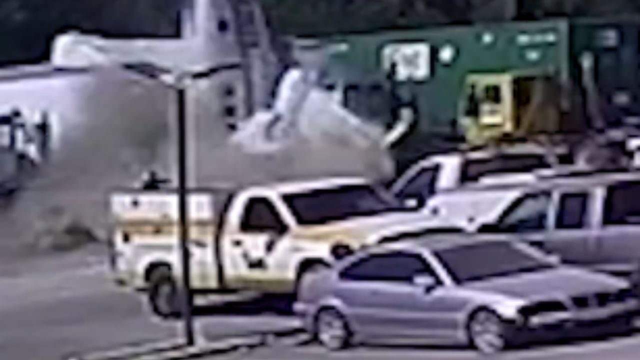 Scary video shows small plane colliding with trucks in the US