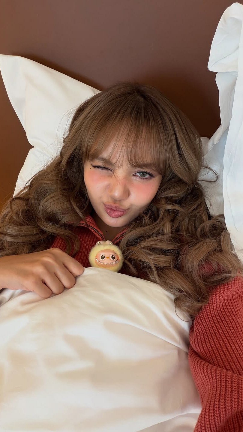 See! Lisa's Latest Photo Dump Is CUTE Chaos; BLACKPINK Star Sleeps With ...
