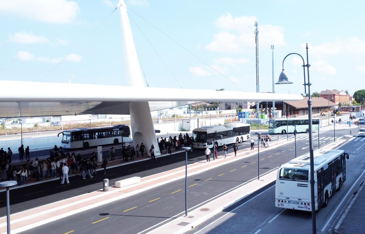 Nuova stazione dei bus sotto tiro: "Troppi pericoli per gli studenti"