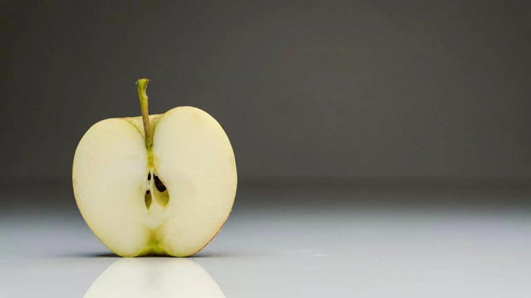 Can apple seeds kill you? Myths, risks, and how to eat apples safely