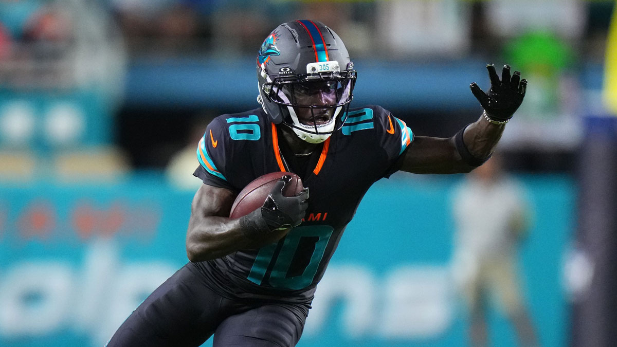 Dolphins’ Tyreek Hill posts photo of leg in cast at game vs. Chargers