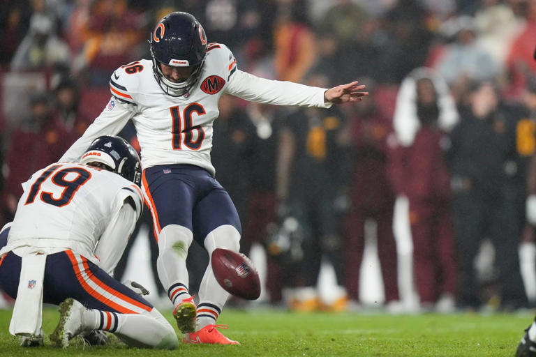 Bears edge Commanders 25-24 on Moody's last-second field goal