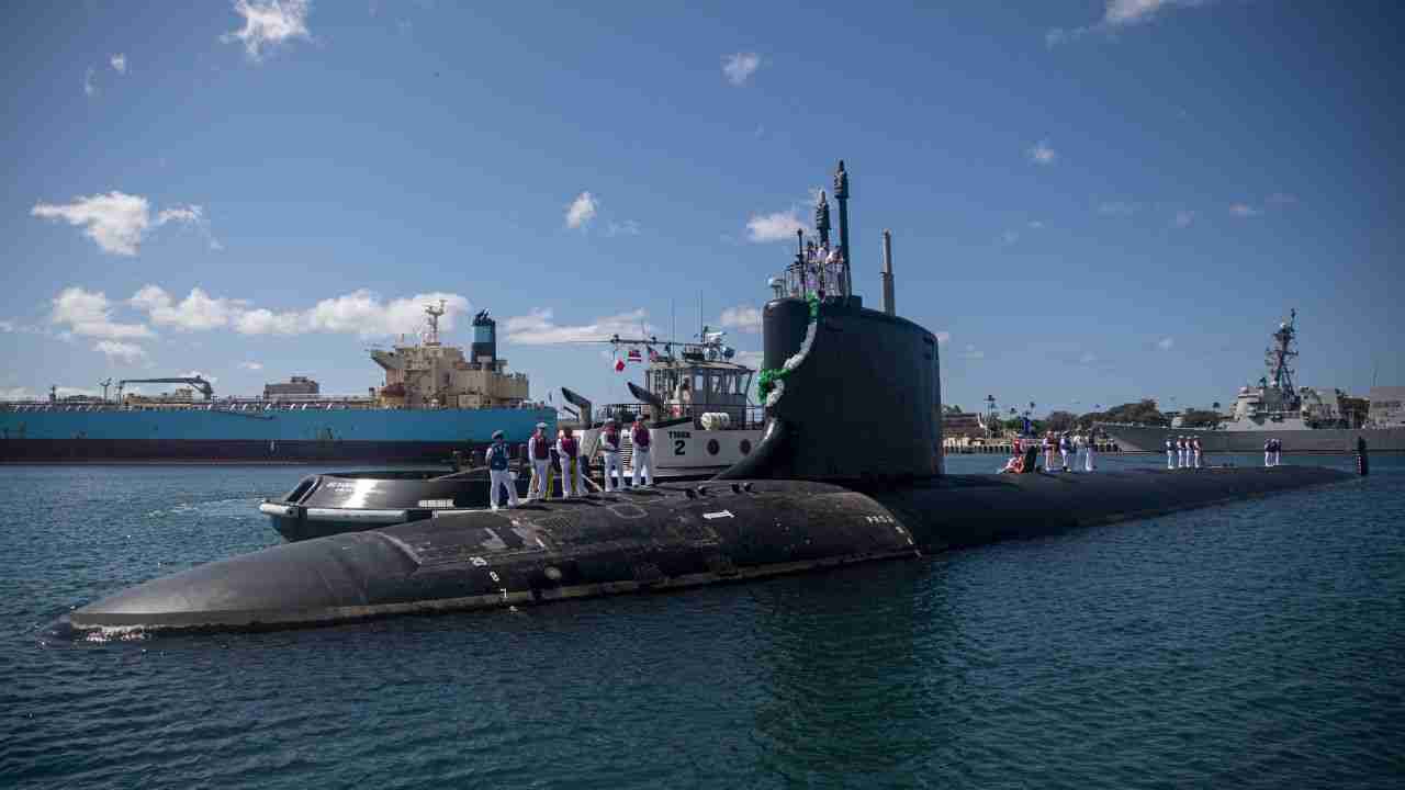 US reinforces Pearl Harbor with destroyers and submarines armed with ...