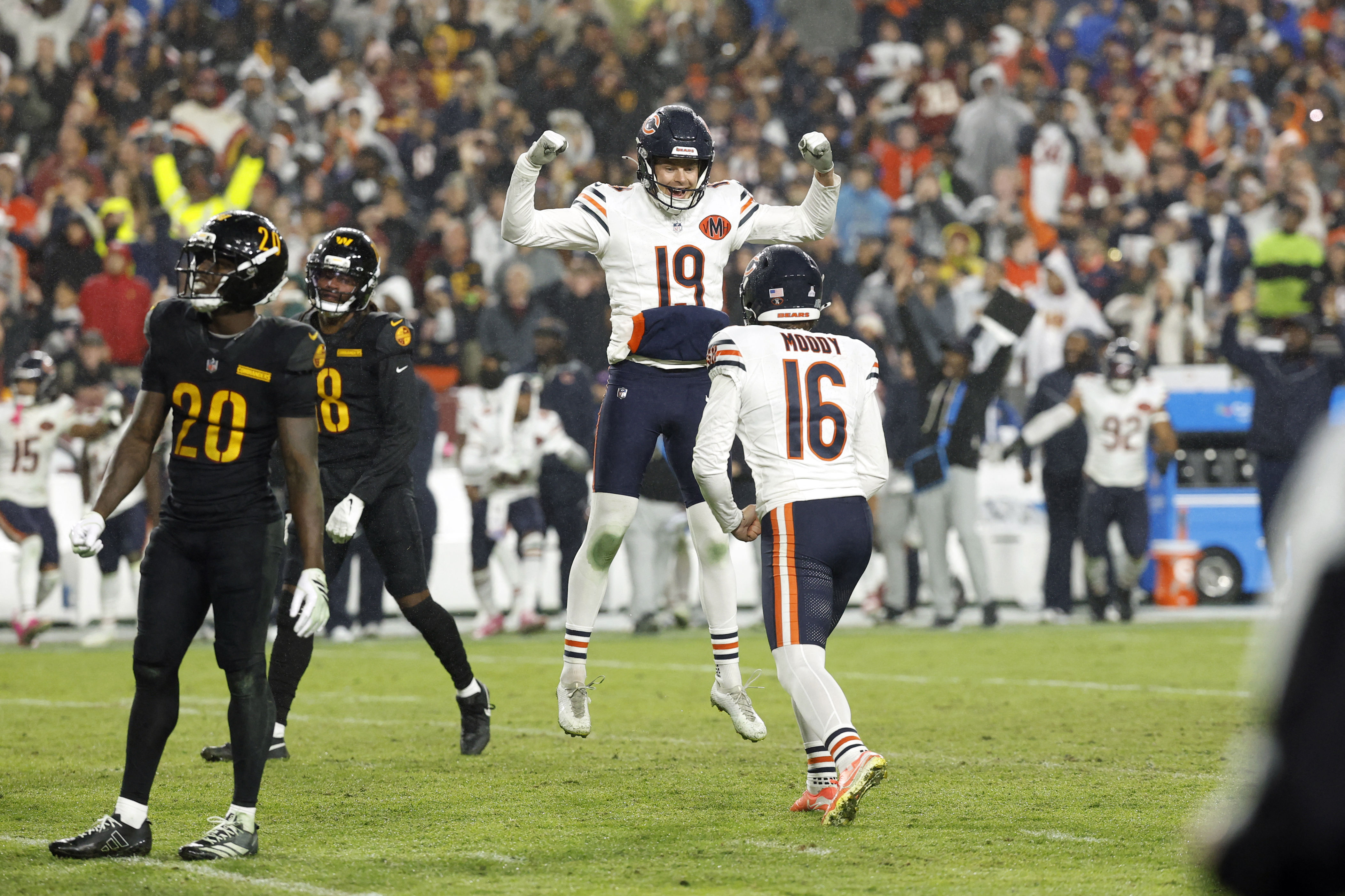 After Jayden Daniels’s late fumble, the Bears stun the Commanders