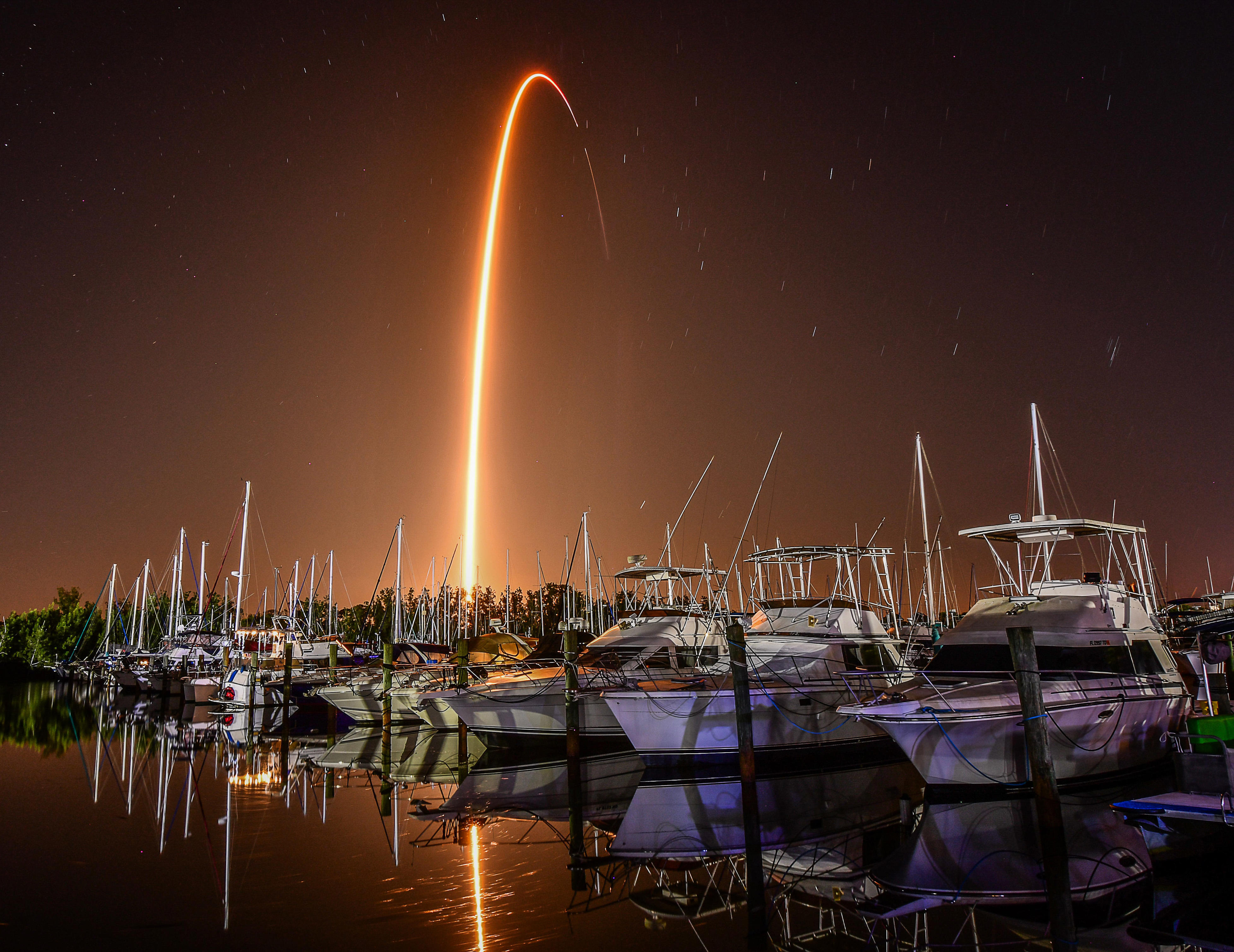 See the photos from SpaceX launch of Amazon Project Kuiper satellites ...