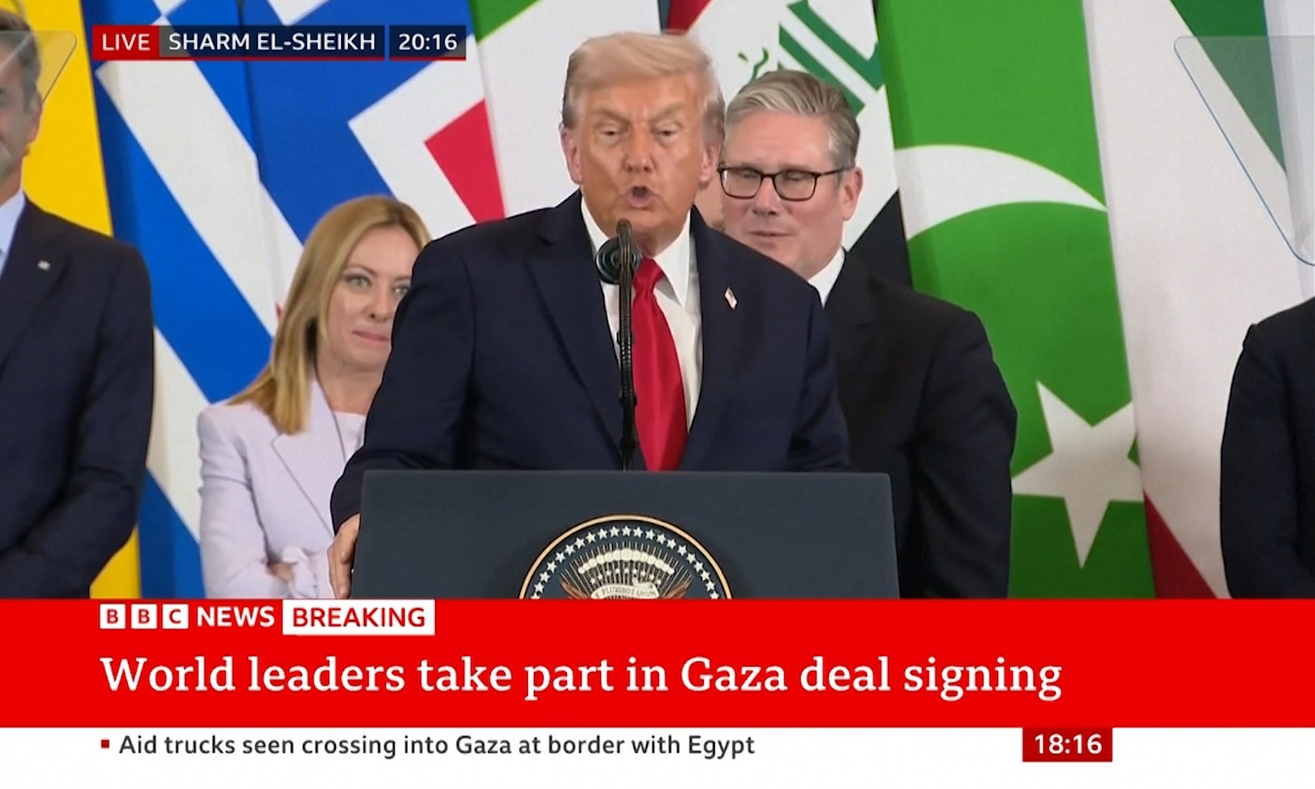 Starmer's efforts to bask in Trump's Gaza peace deal end in toe-curling ...