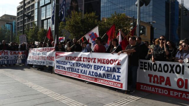 Μαζική συμμετοχή στην απεργία, ξεκίνησαν οι συγκεντρώσεις: "Το παρόν ...