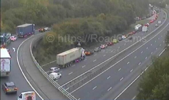 M40 traffic: Major motorway closed as horror multi-vehicle crash sparks ...