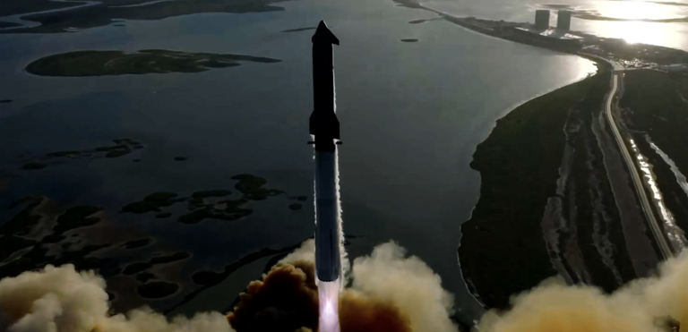 SpaceX's Starship takes one small step to the moon with successful ...