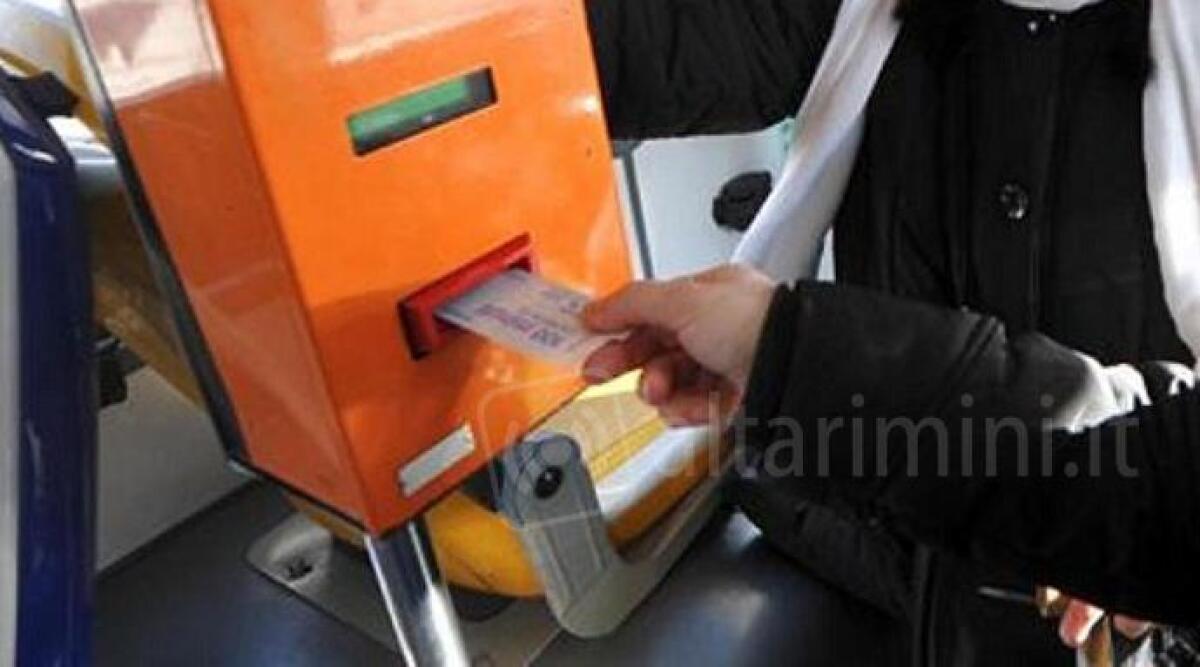 Chiede il biglietto e viene pestato sul bus: il controllore è Daniele ...