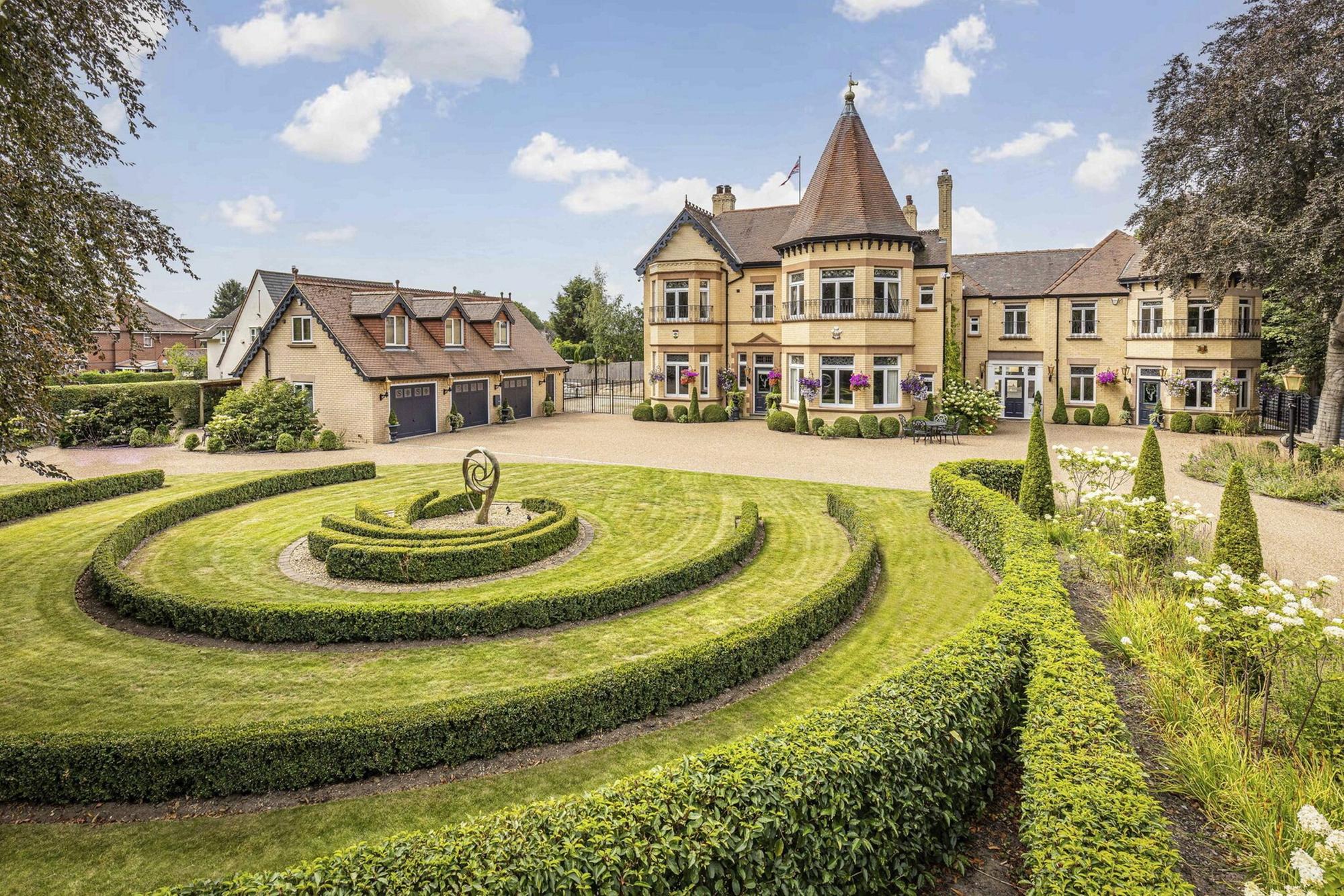 007 THEMED HOUSE: James Bond 'Skyfall' house on the market in ...