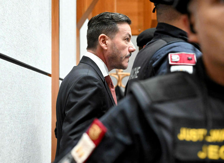 Riesiger Medienrummel: René Benko erscheint stark abgemagert – und ...