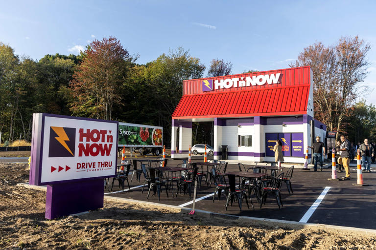 How much do Hot ‘n Now burgers cost? 6 things to know about the chain’s ...