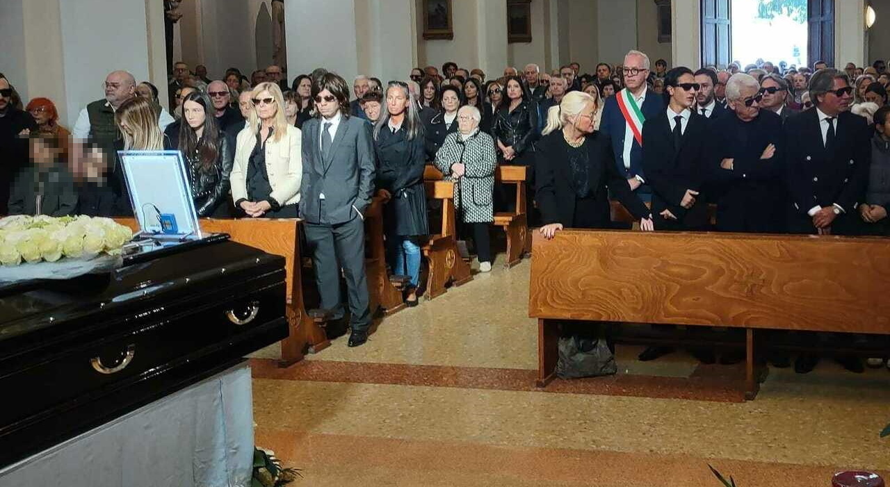 Cesare Paciotti morto, il feretro dello stilista accolto tra applausi e ...