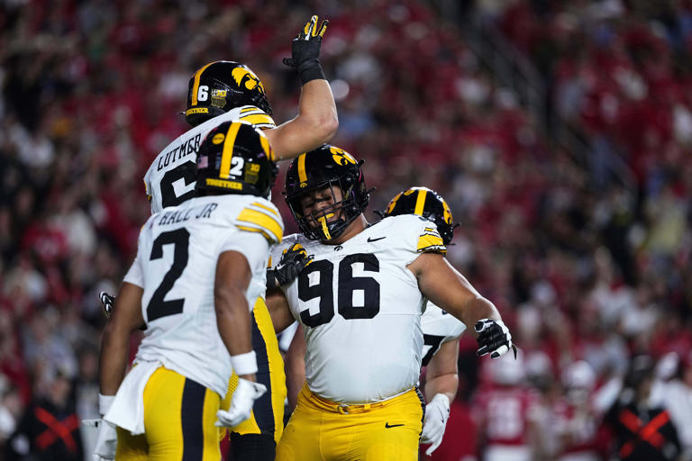 Iowa Football: Week 8 Hawkeyes bowl projection roundup