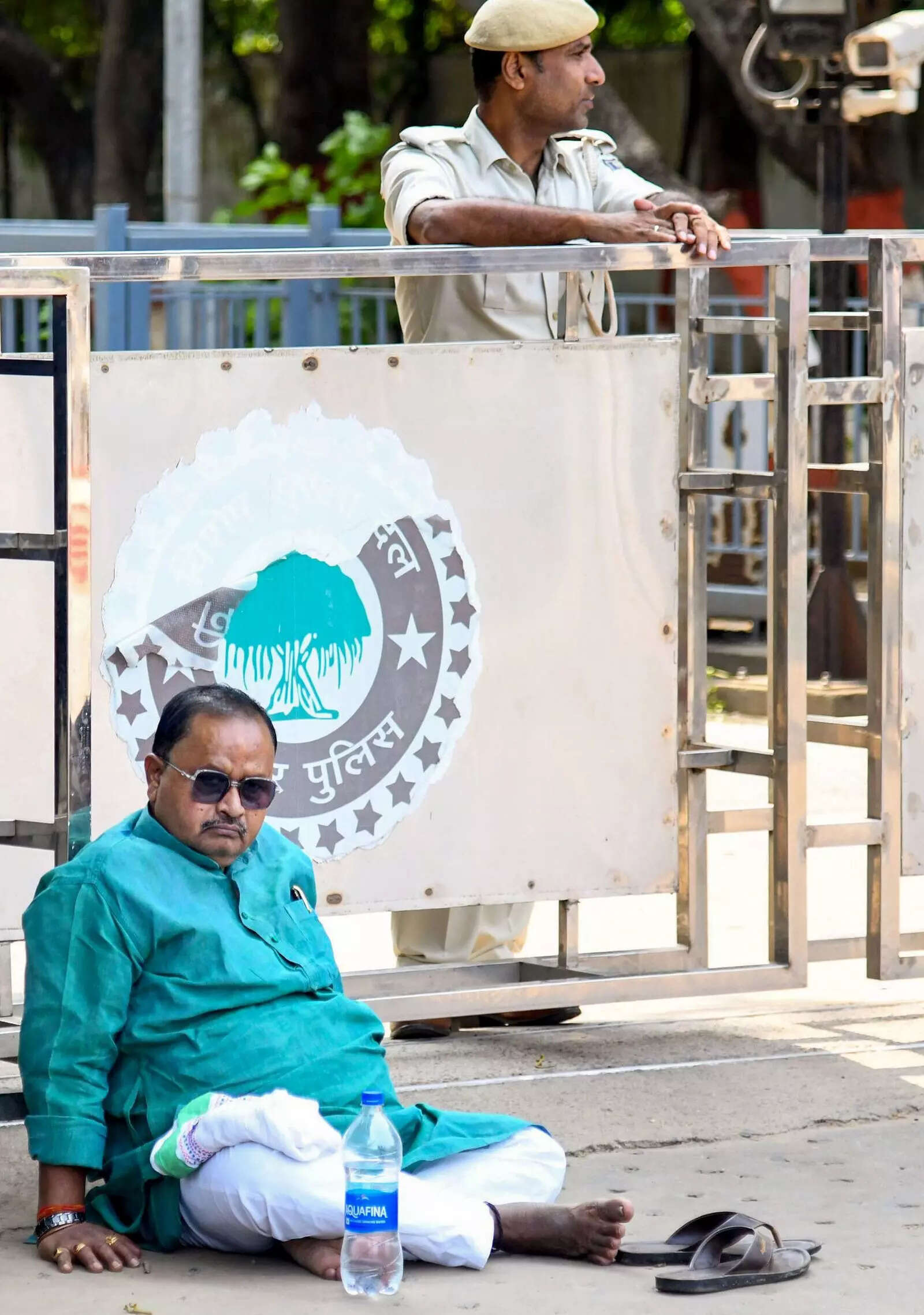 JD(U) MLA protests outside CM house over ticket ‘denial’