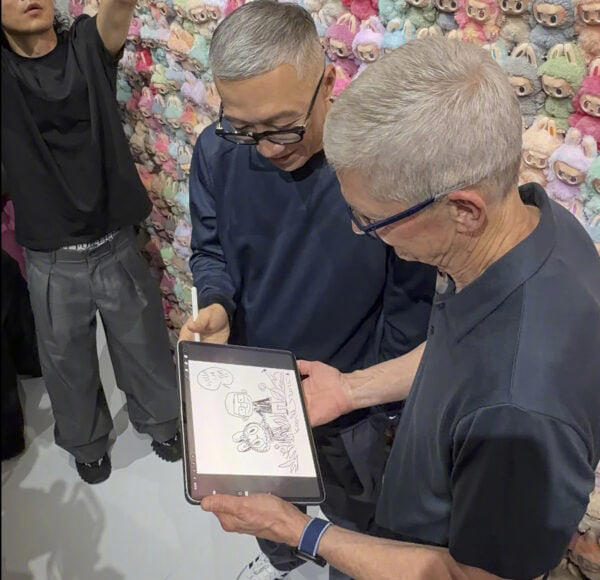 Tim Cook 現身中國 Labubu 展覽 獲贈特製 Labubu 公仔 手持橙色 iPhone 17 Pro