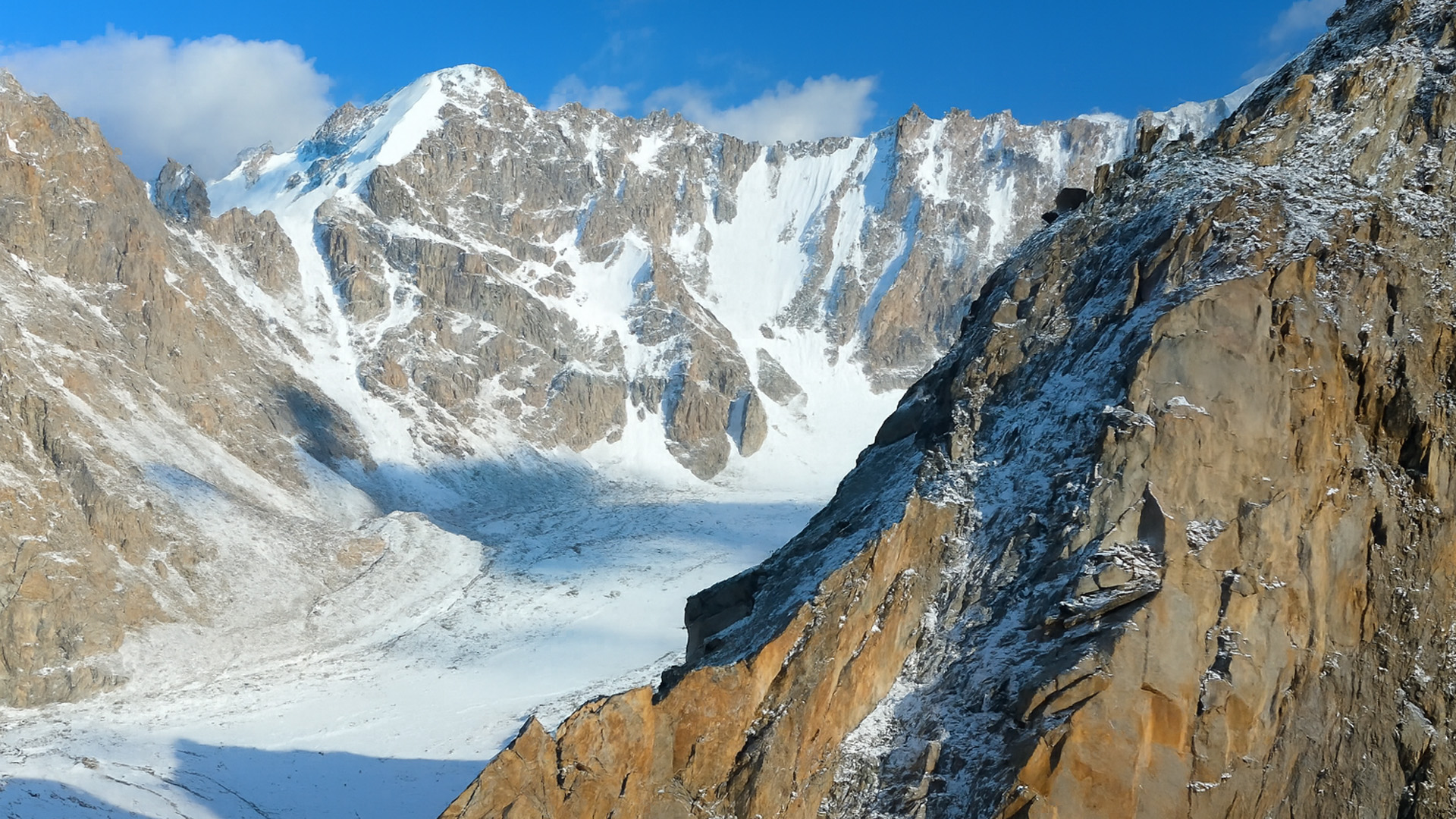 Tian-Shan-Gebirge – Schneebedeckte Gipfel und raue Felsen in 4K