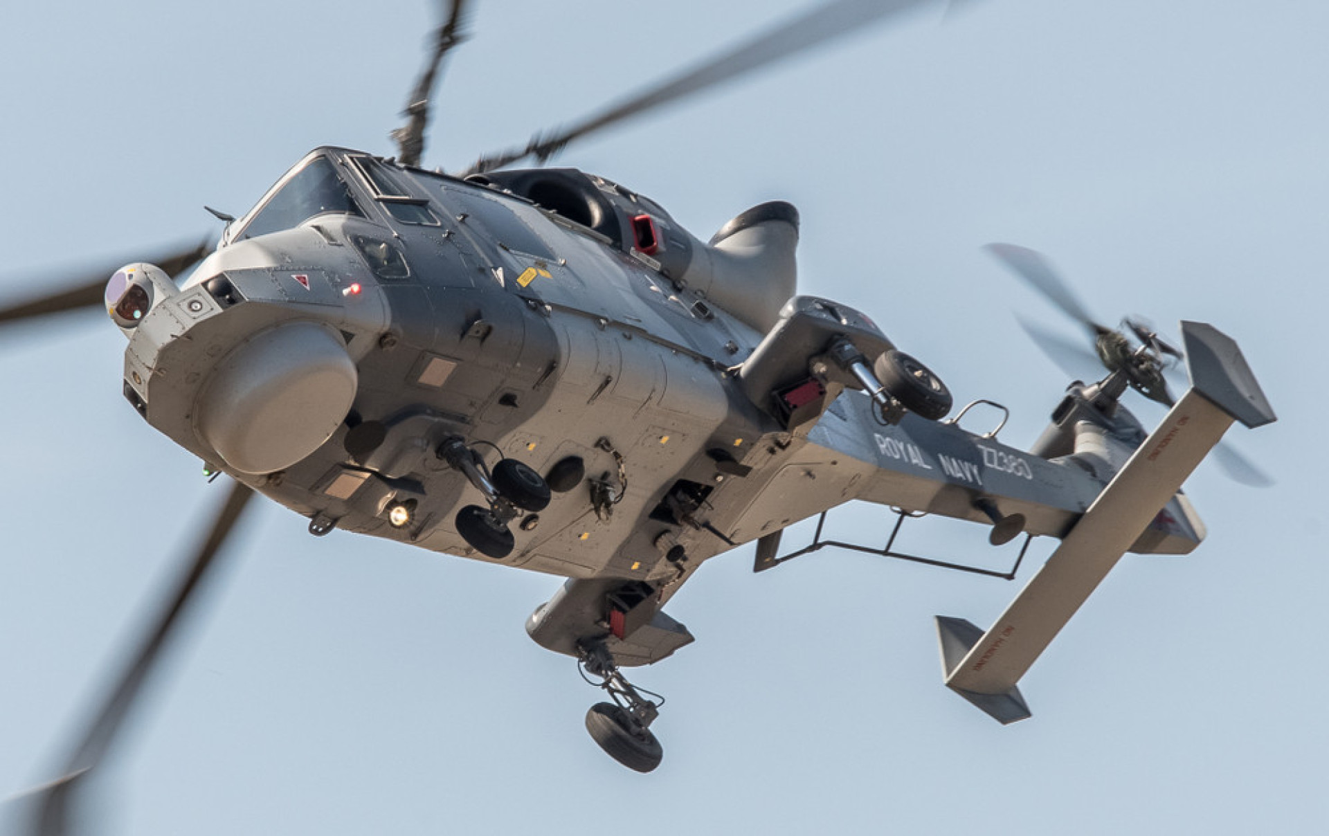 Cecchino della Royal Navy ferma motoscafo con 40 milioni di euro in ...