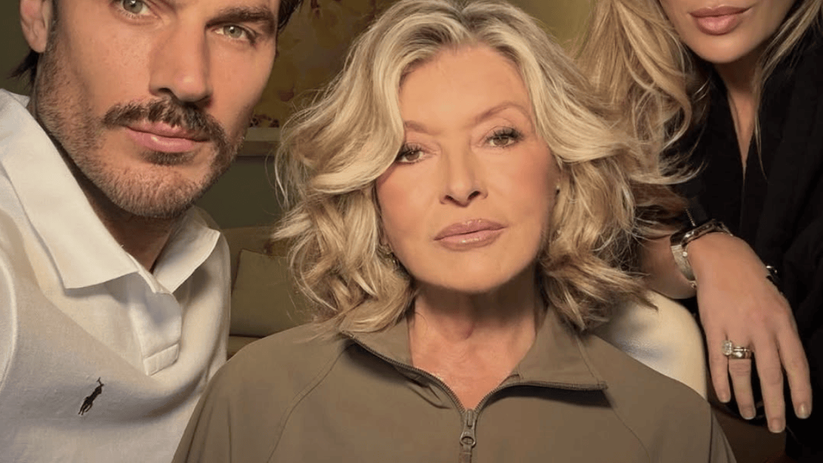 Martha Stewart, 84, Flaunts 'Movie Star' Look in Viral Photo, Shuts ...
