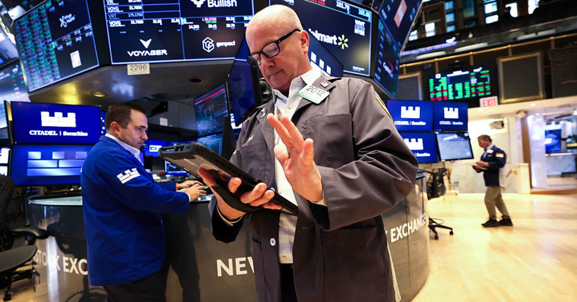 10-year Treasury yield briefly falls below 4% as investors buy bonds for a trade war safe haven