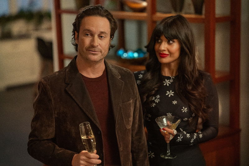 Netflix deelt eerste romantische beelden van nieuwe kerstfilm 'A Merry ...