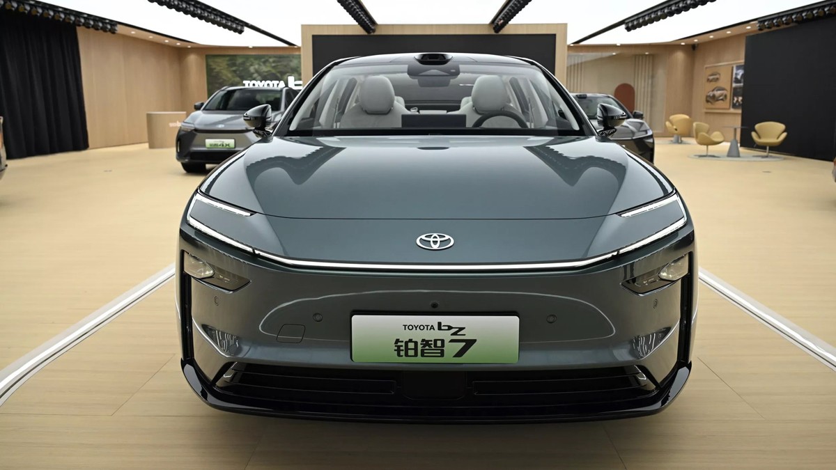 Η Toyota αλλάζει τους κανόνες του παιχνιδιού στα ηλεκτρικά