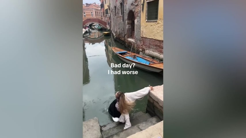 Venezia, turista segue Google Maps e finisce nel canale: il video ...