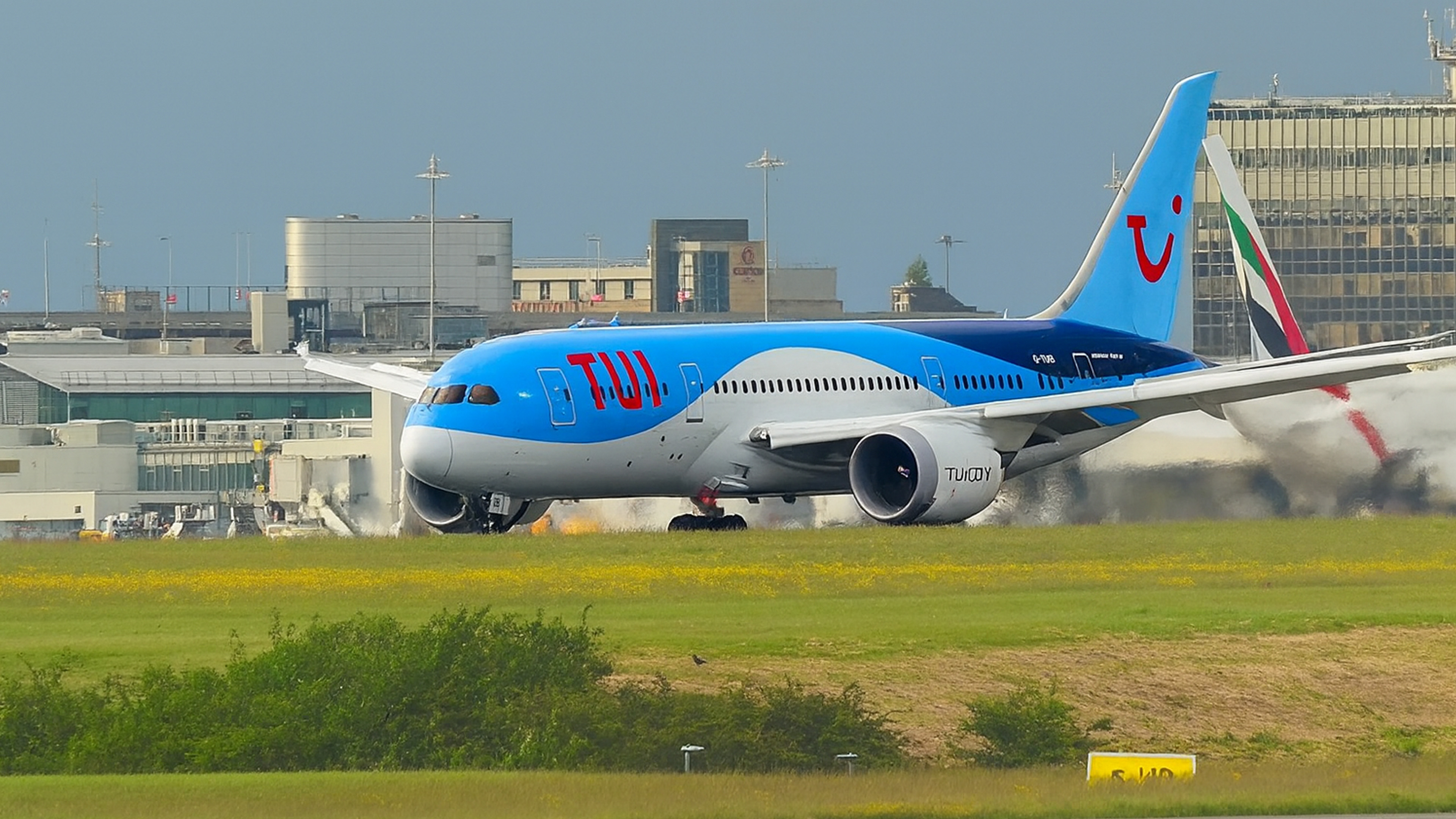See How Much Airplane Wings Flex During Flight