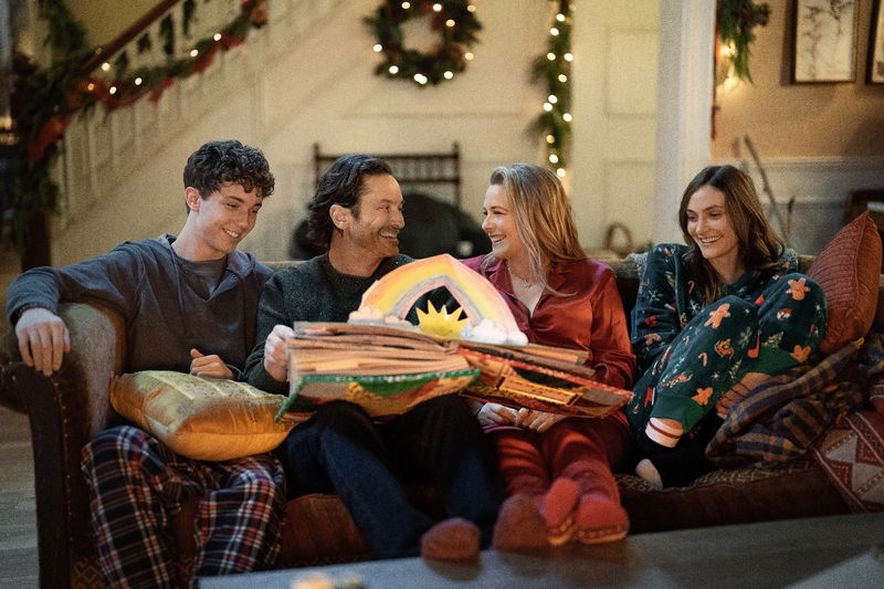 Netflix deelt eerste romantische beelden van nieuwe kerstfilm 'A Merry ...