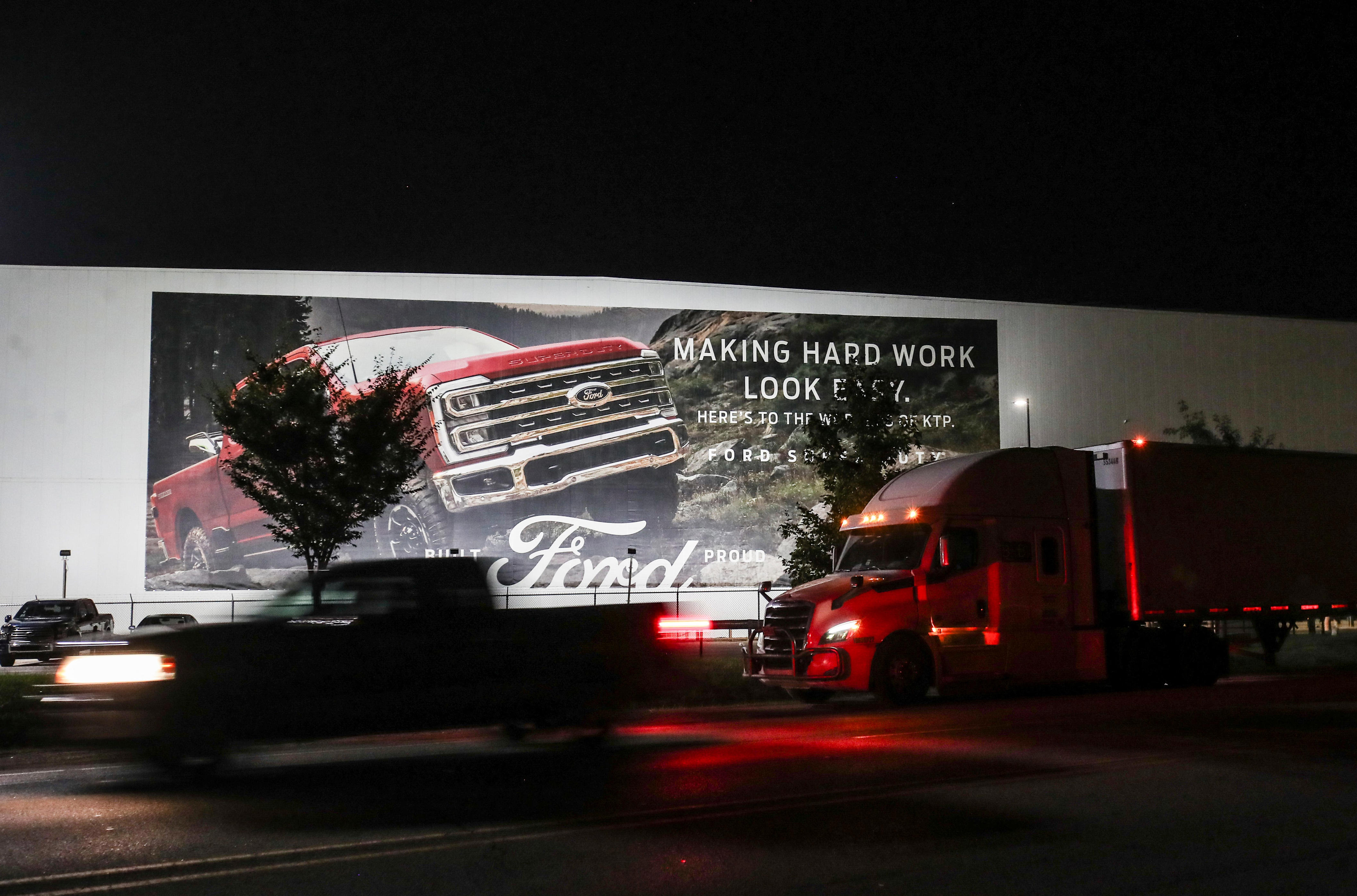 Ford temporarily pauses SUV production at Kentucky Truck Plant. Here's ...