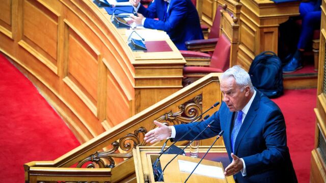 Μάκης Βορίδης: Καρέ καρέ η επίθεση με αυγά εναντίον του - "Δεν με ...