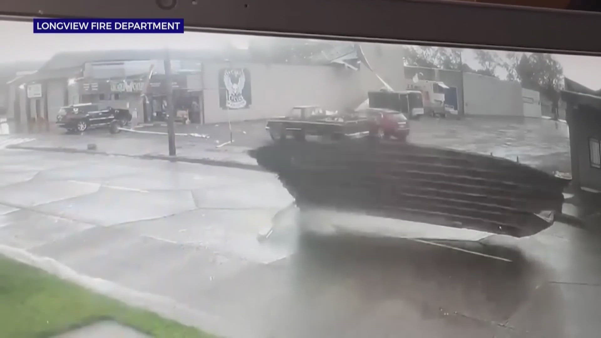 Watch: Strong winds destroy Washington state apartment complex