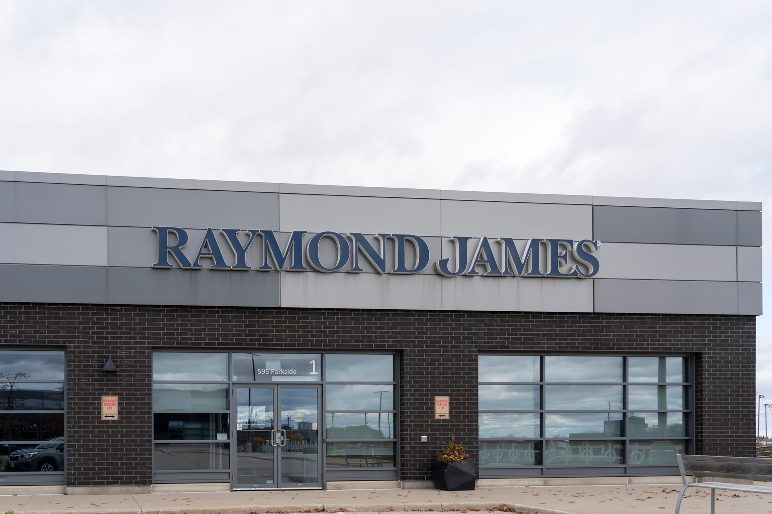 Raymond James to acquire boutique investment bank GreensLedge
