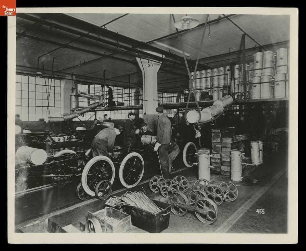 30 Fascinating Vintage Photos from Ford’s Assembly Lines