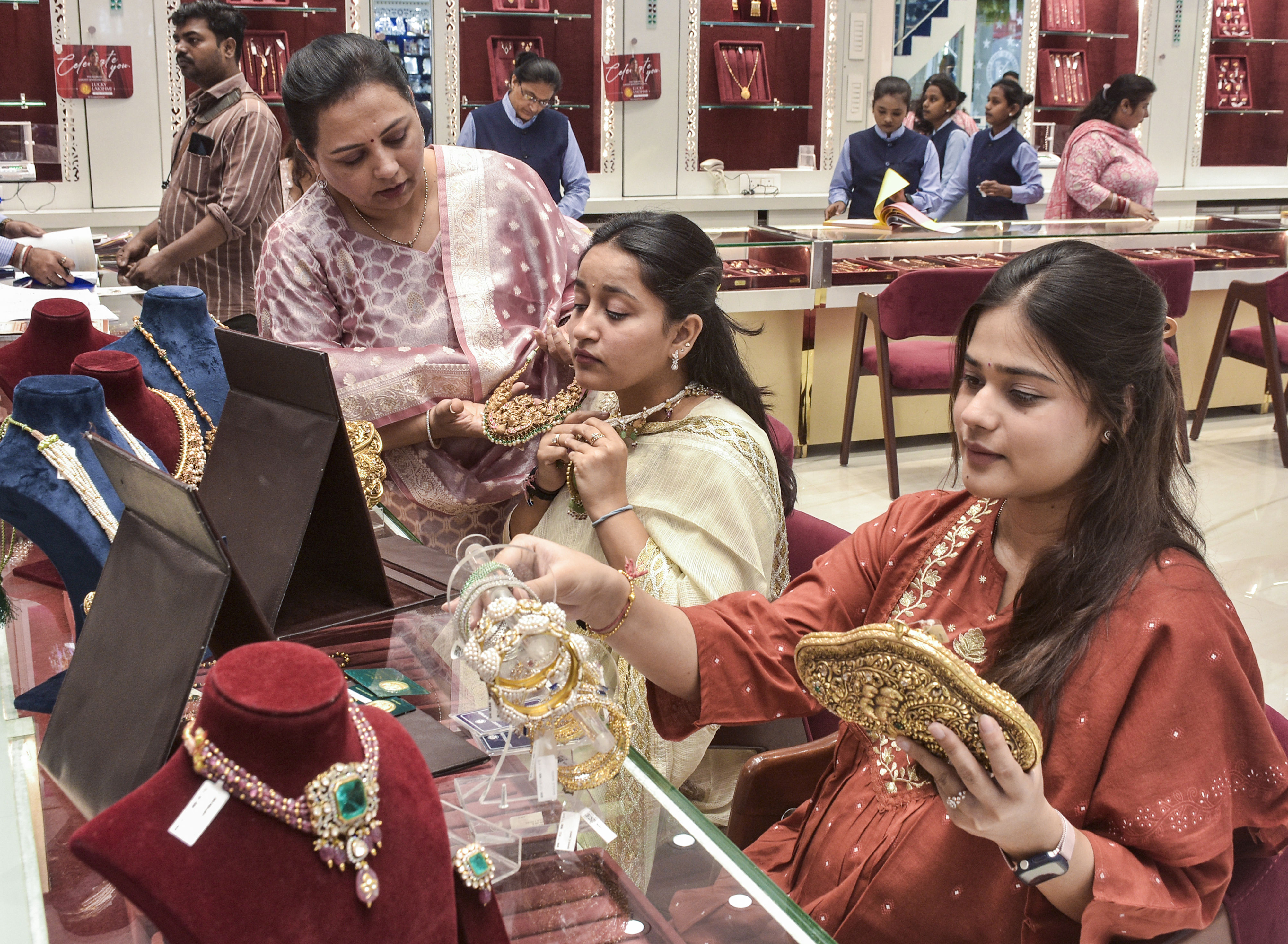 Gold surge Rs 1,185 to record Rs 1.28 lakh/10g, breaches USD 4,250 an ...