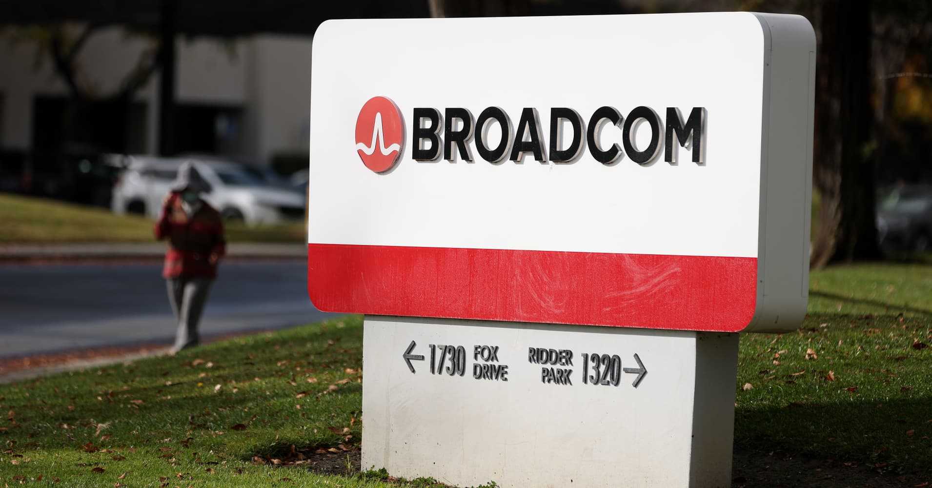 Big bank earnings, Broadcom's OpenAI chip deal, record-high car prices and more in Morning Squawk