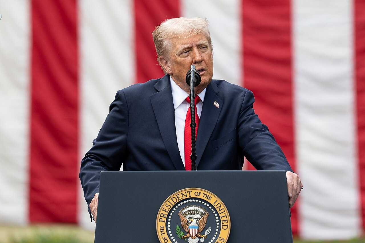 'He’s in trouble': Shock as pro-Trump network refuses to sign ...