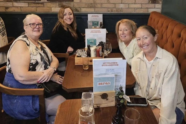 Xúc động cảnh gặp nhau lần đầu của hai người kết bạn qua thư 51 năm