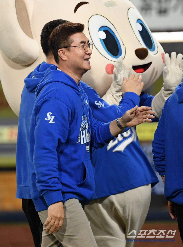 Samsung General Manager Lee Jong-yeol won happily