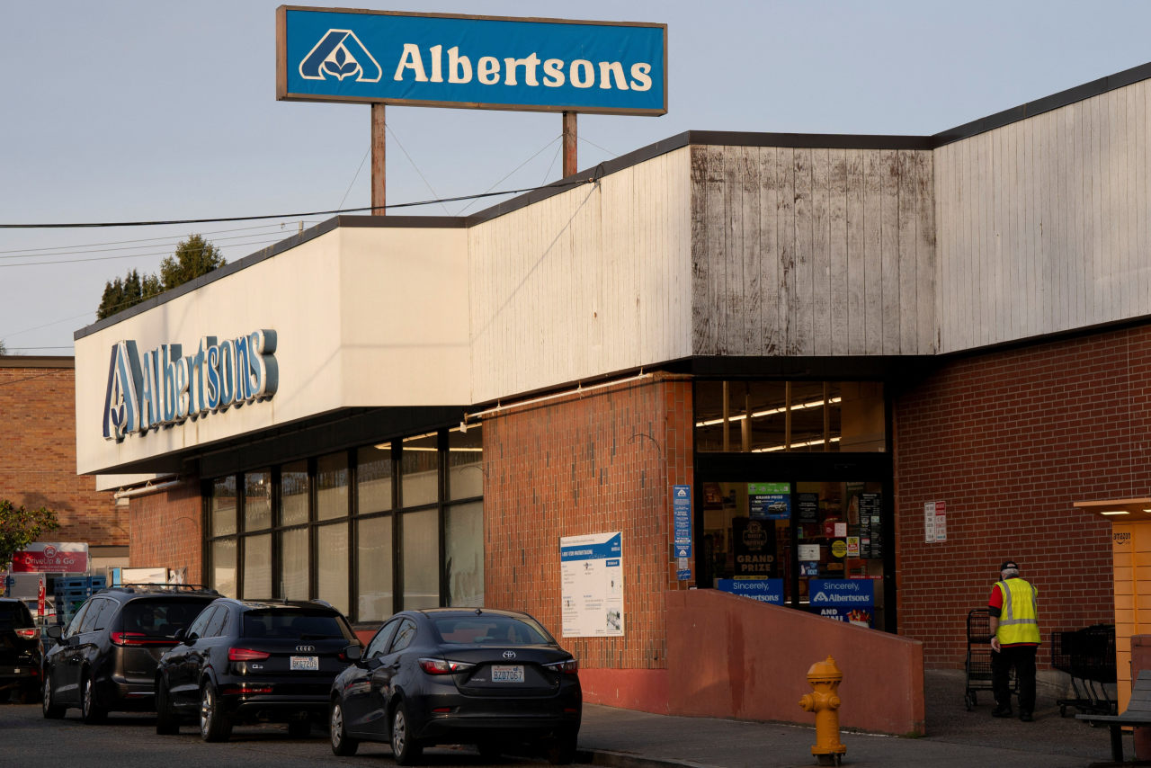 Albertsons sales rise as price cuts draw pressured consumers