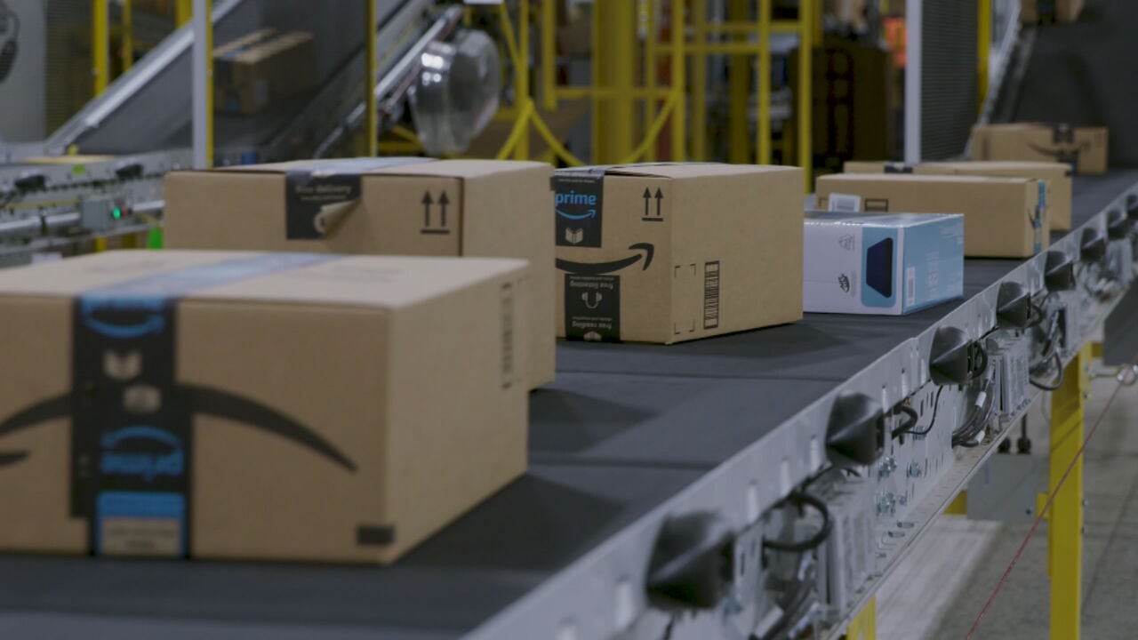 Amazon hiring, boosting wages for holiday season rush