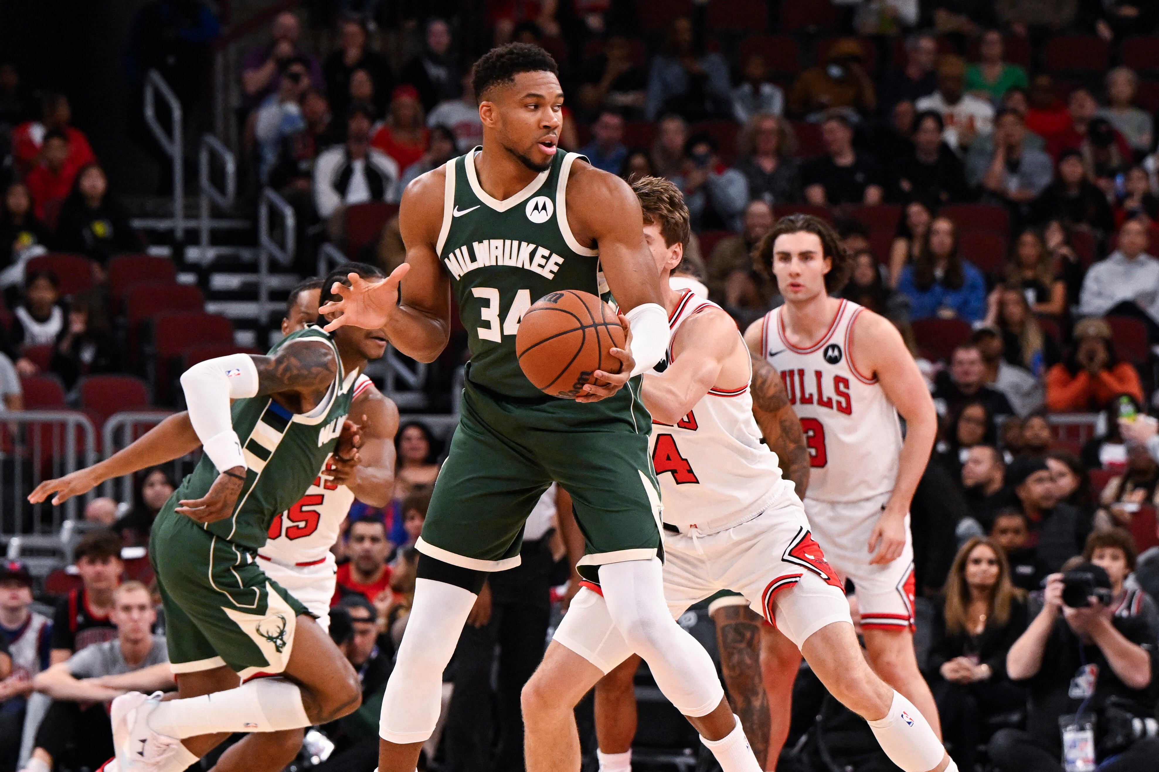 Los Milwaukee Bucks fichan a Alex Antetokounmpo y juntan por primera ...