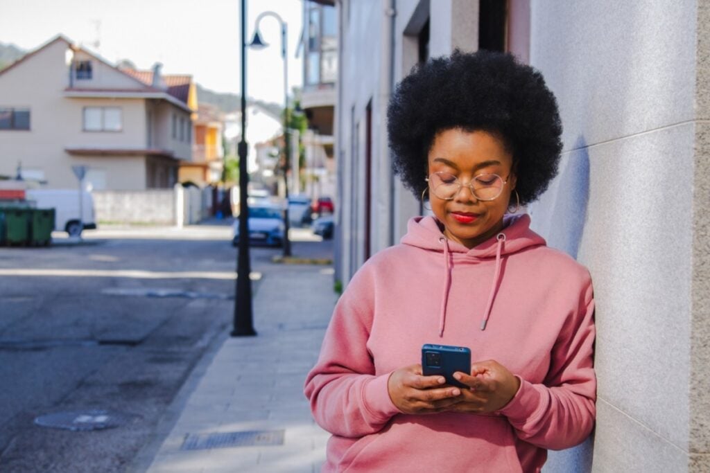 15 Things People Do When They Pretend Not to Eavesdrop