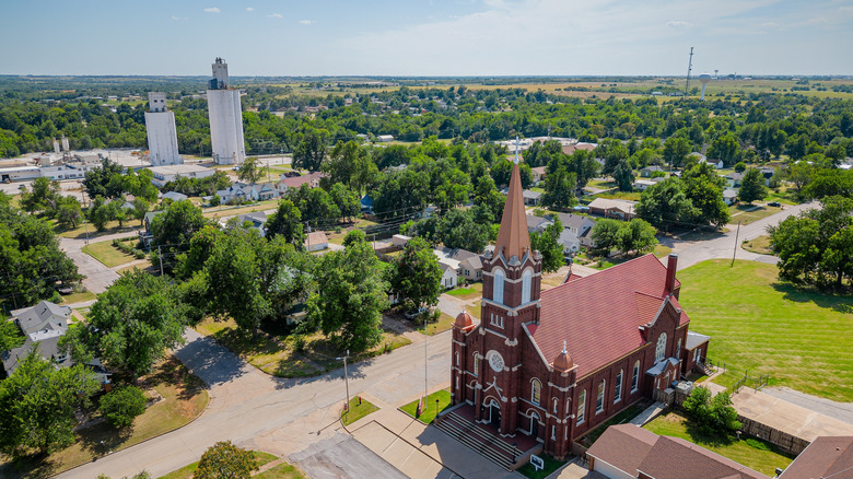 One Of Oklahoma's Most Adorable Towns Is A Scenic Prairie Gem With ...