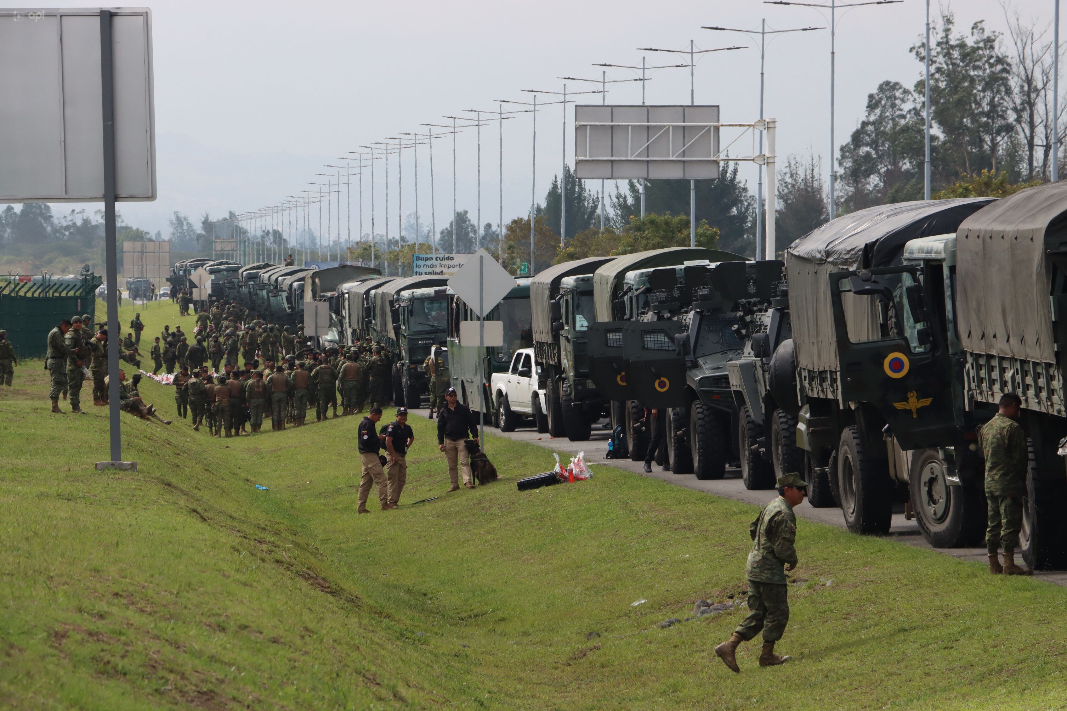 Convoy militar llegó a Otavalo en medio de ataque con piedras y palos ...