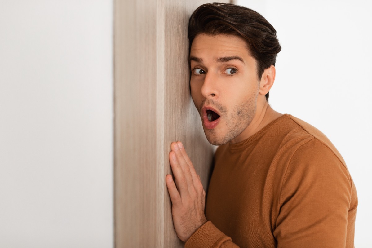 15 Things People Do When They Pretend Not to Eavesdrop