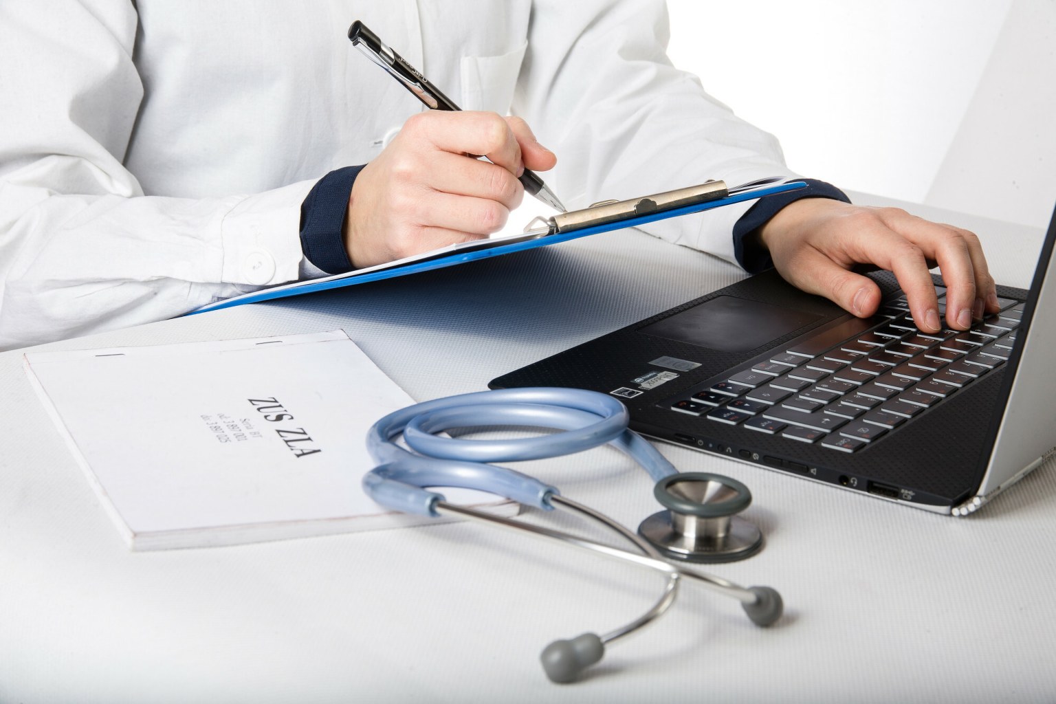 Praca na L4 i nowe zasady kontroli ZUS. Rząd daje zielone światło