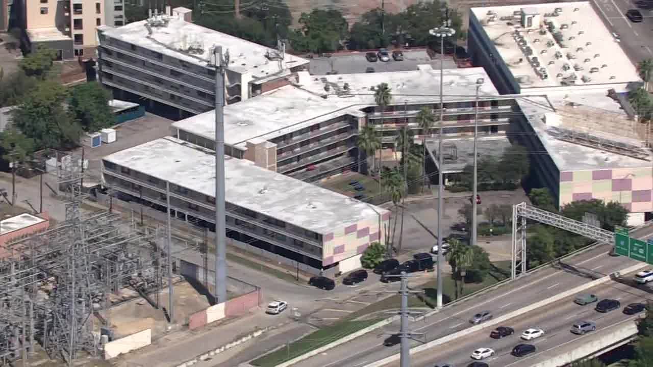 Houston SWAT standoff: Person barricaded in apartment on Main Street ...