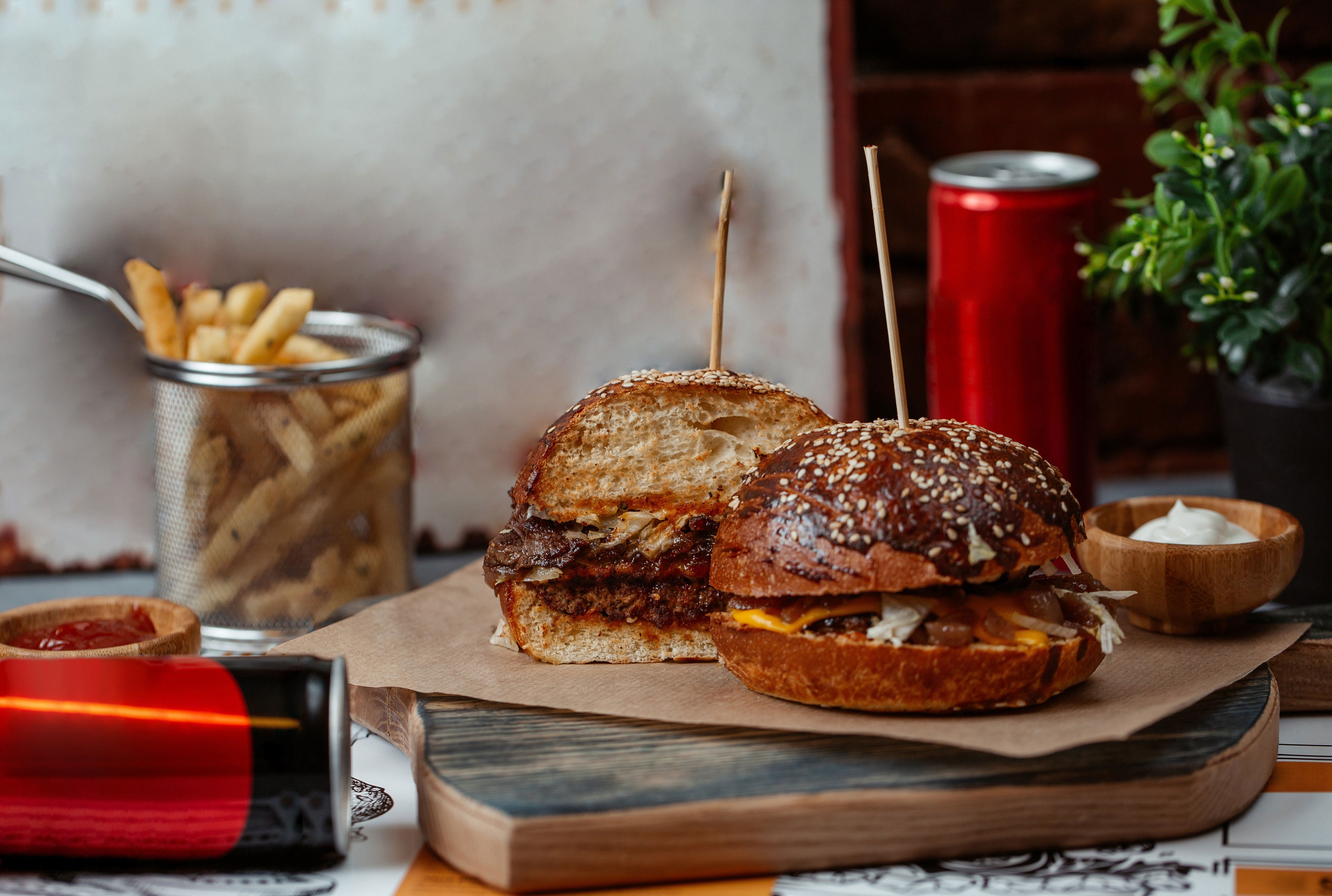 Cuántas calorías tiene un combo de hamburguesa con queso, papas fritas ...